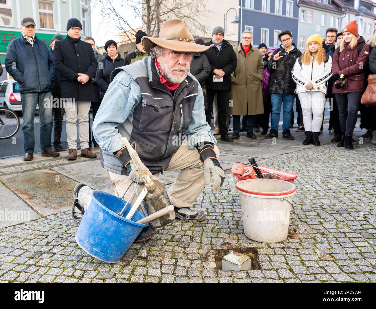 Symbolbild der Kölner Künstler Gunter Demnig verlegt einen von ihm ...