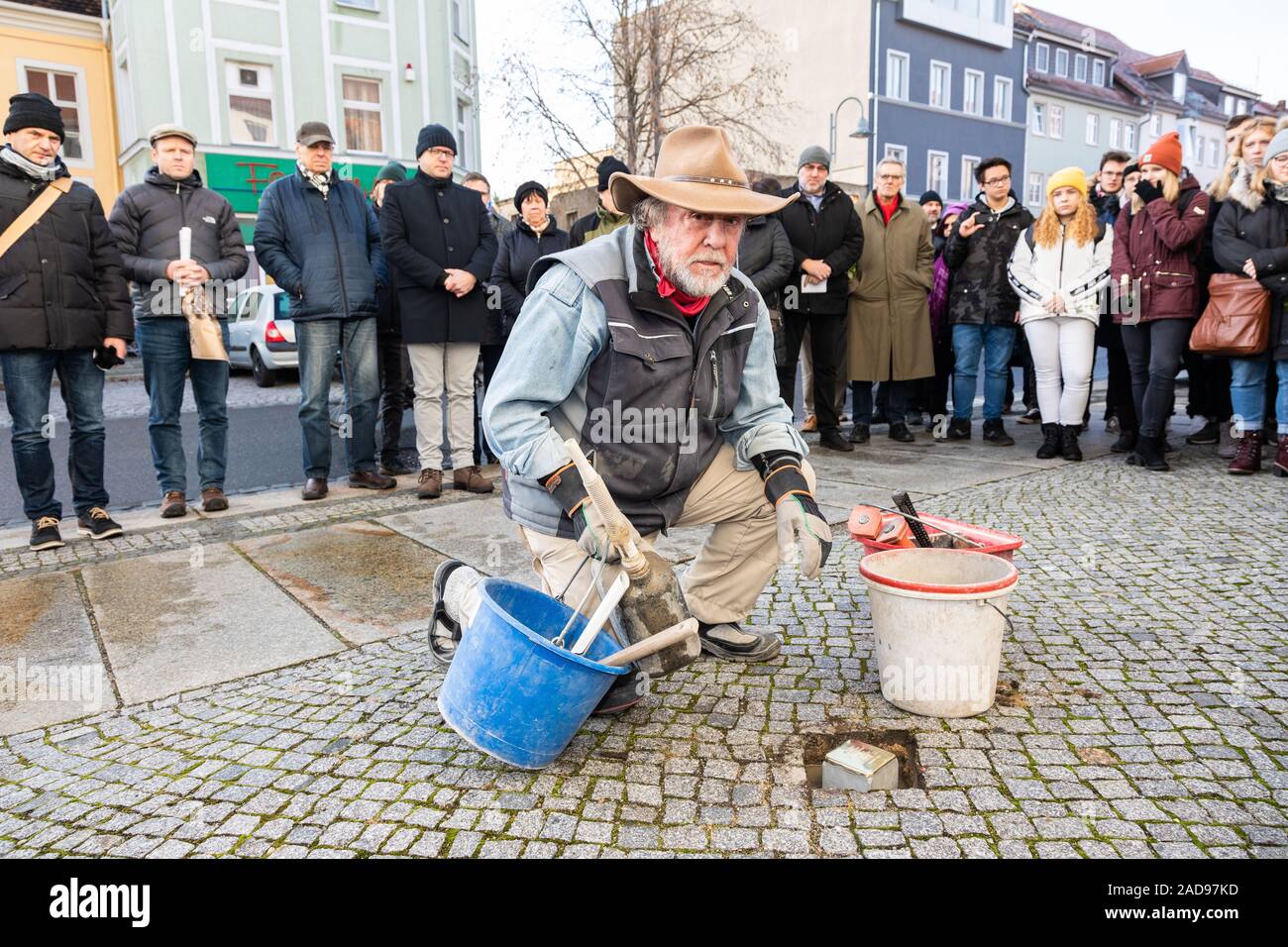 Symbolbild der Kölner Künstler Gunter Demnig verlegt einen von ihm ...