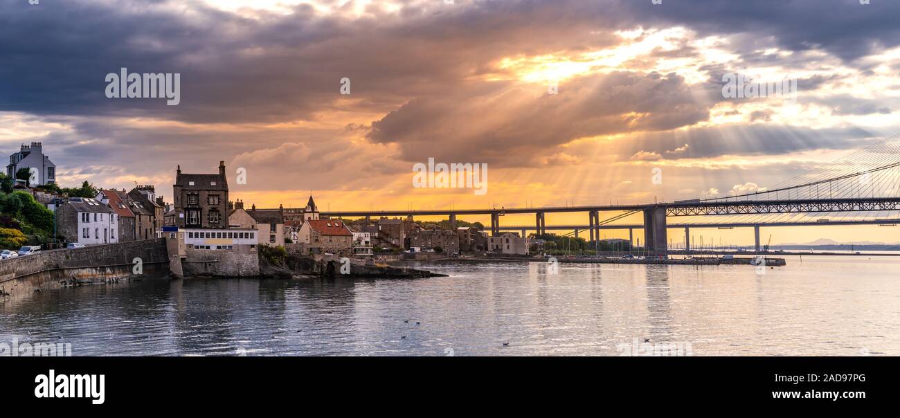 Beautiful sunset at The Forth road bridge and Queensferry crossing ...