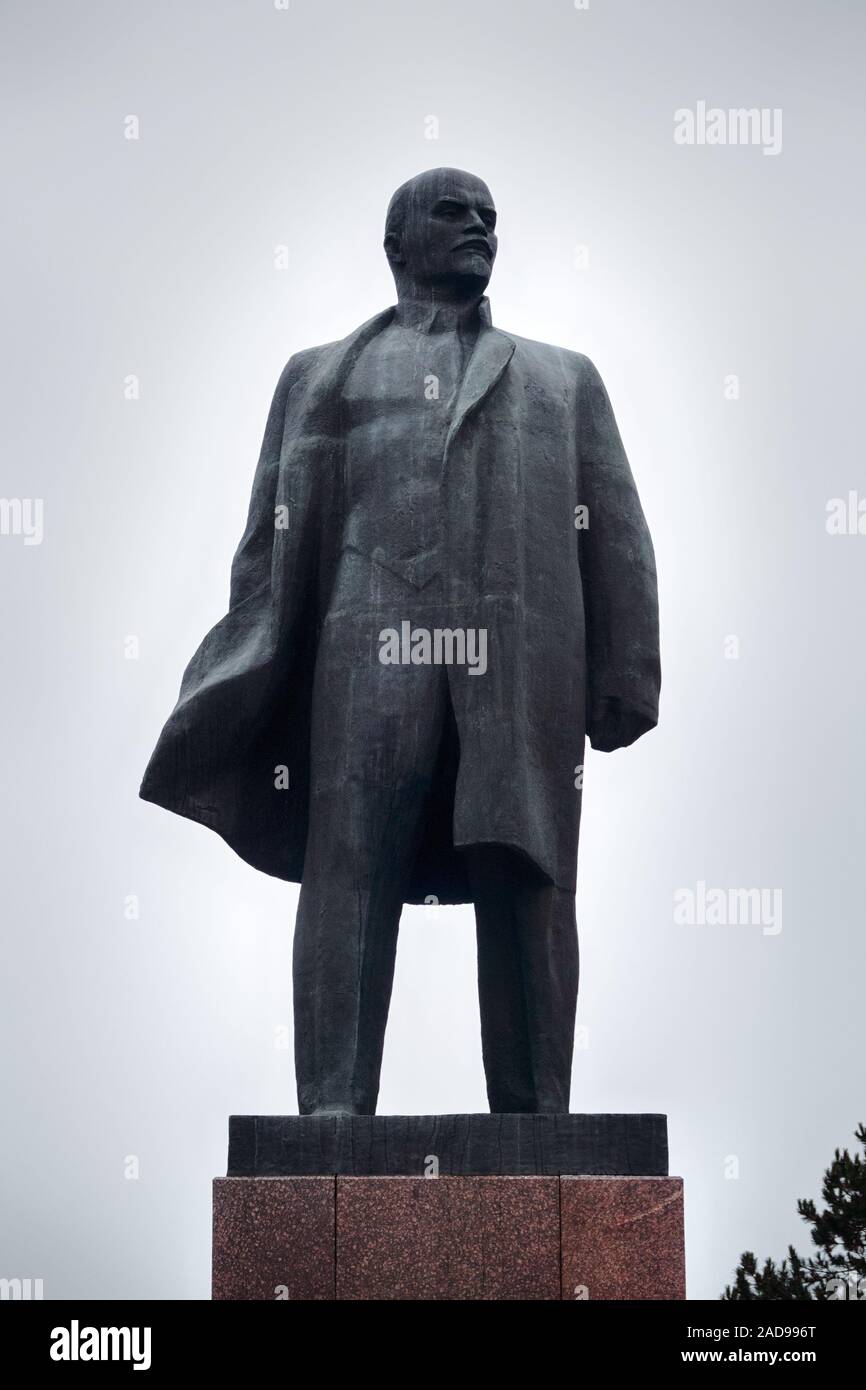 Bronze monument of Lenin Stock Photo - Alamy