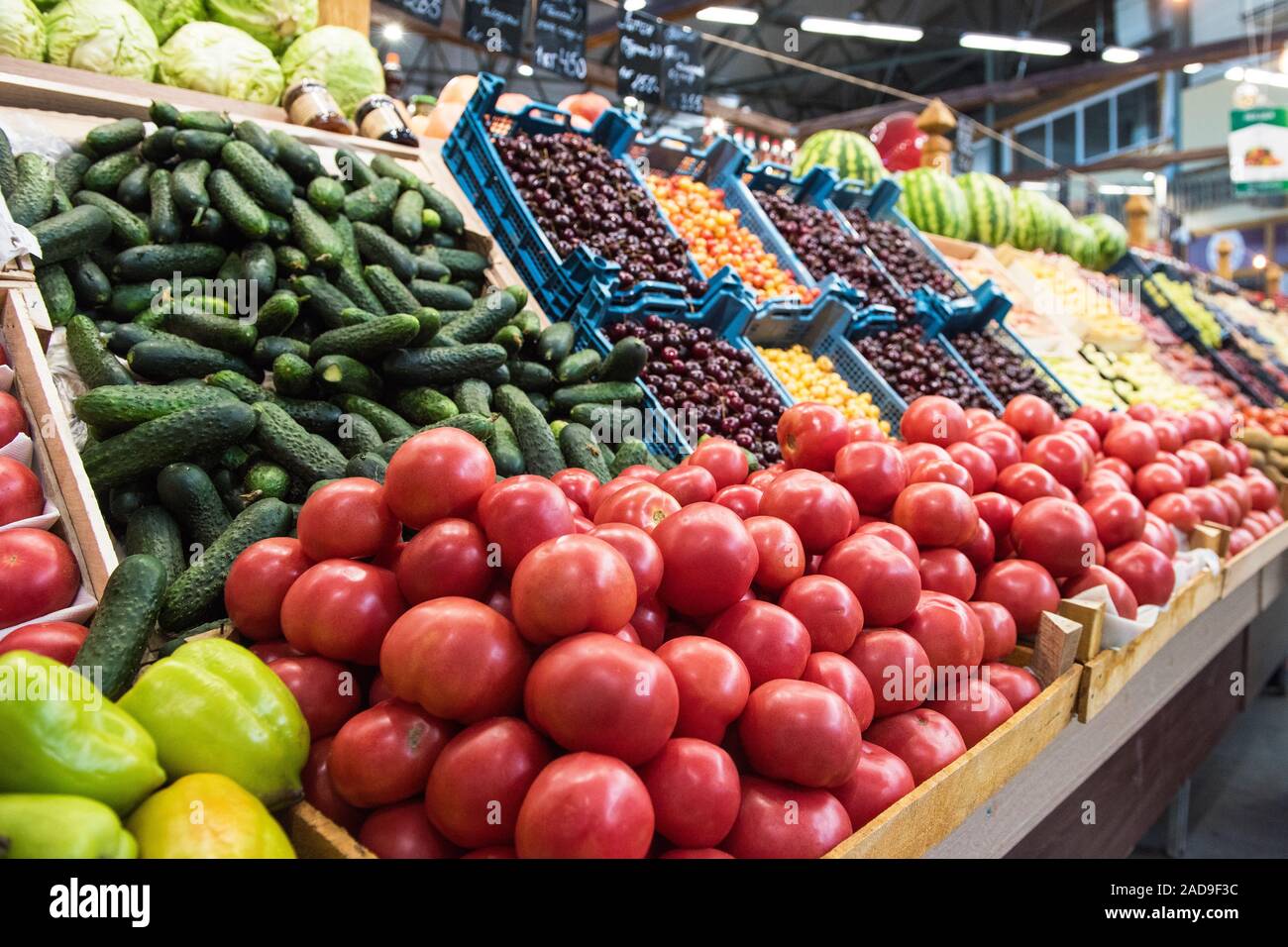Vegetable farmer market counter Stock Photo - Alamy