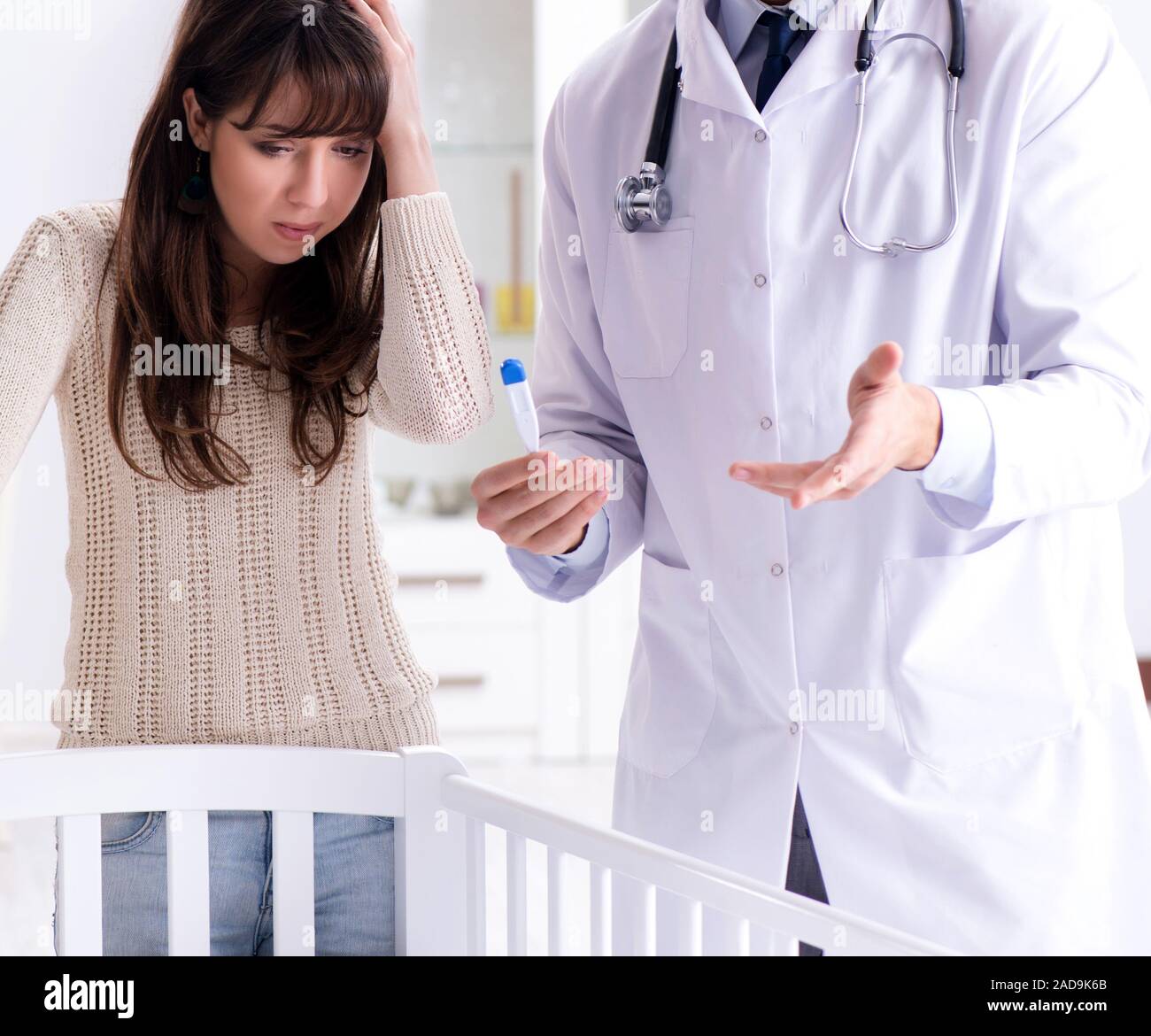 Doctor explaining to young mother Stock Photo - Alamy