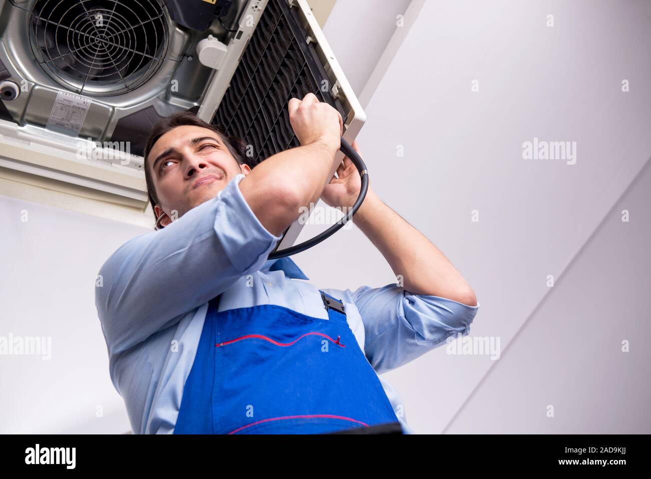 Broken ac unit hi-res stock photography and images - Alamy