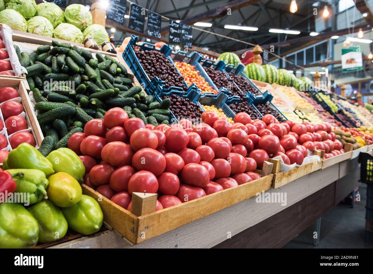 Vegetable farmer market counter Stock Photo - Alamy