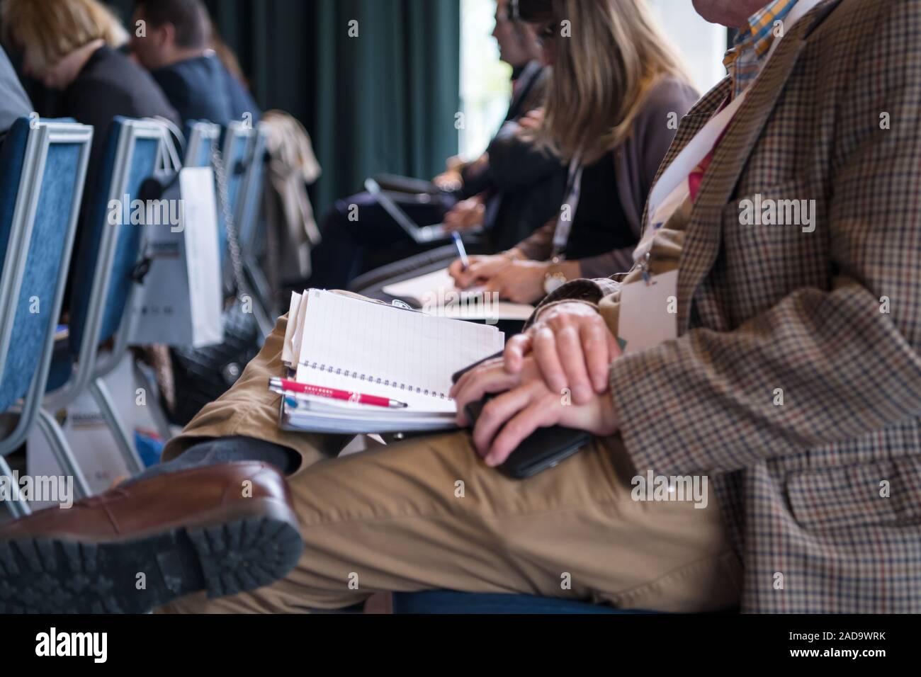Journalist taking notes hi-res stock photography and images - Alamy