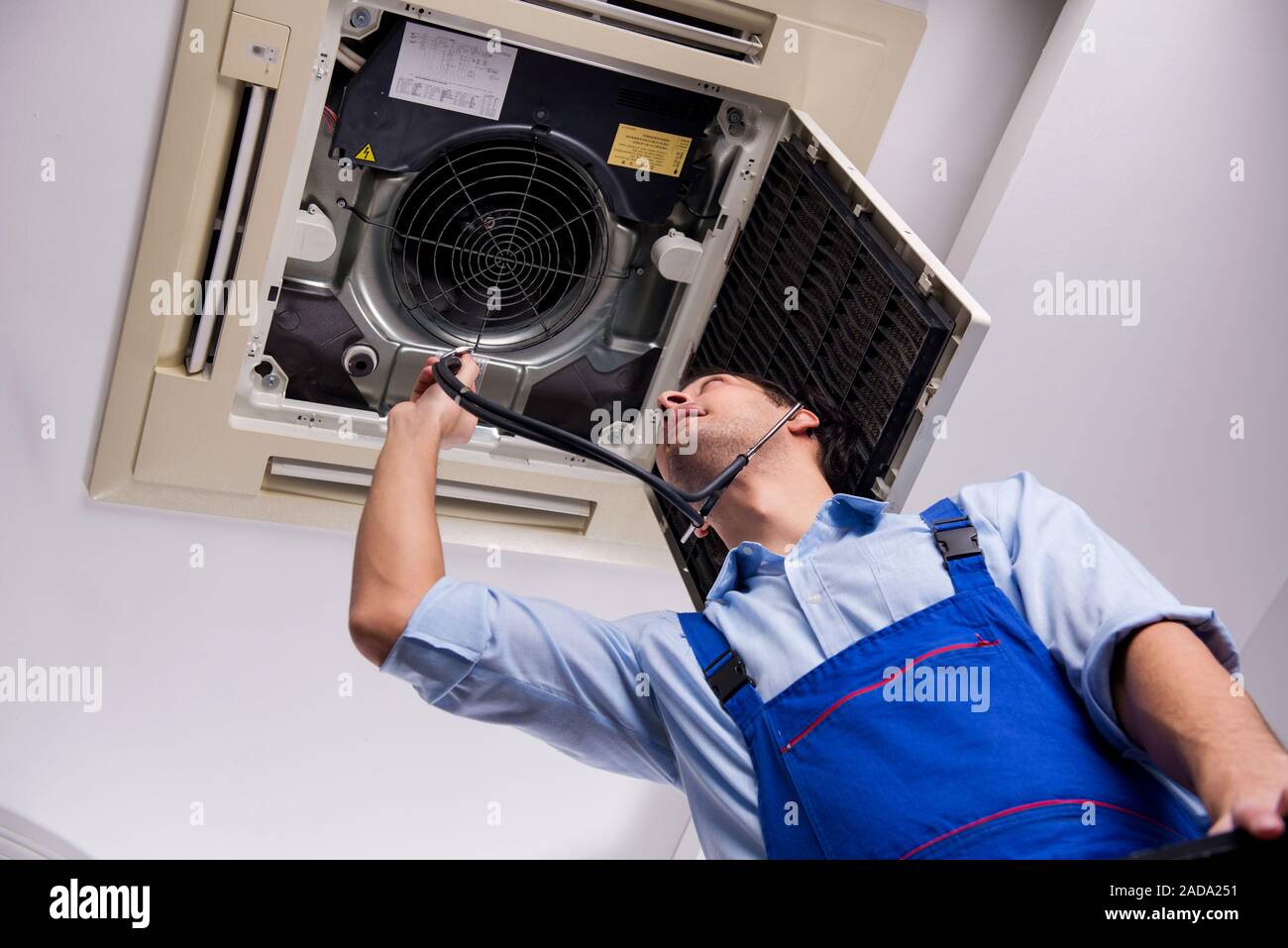 Broken ac unit hi-res stock photography and images - Alamy