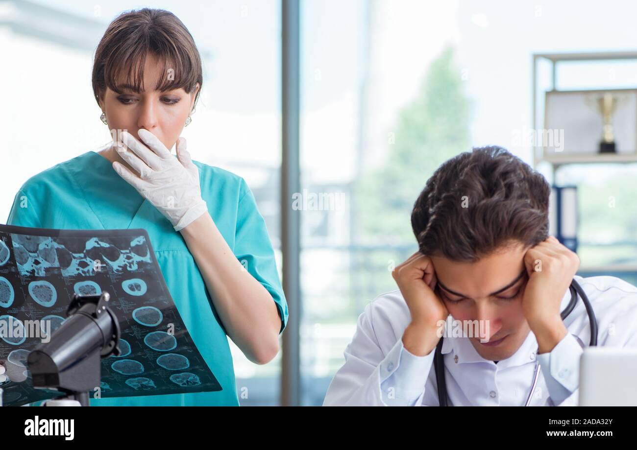 Two doctors discussing x-ray MRI image in hospital Stock Photo - Alamy