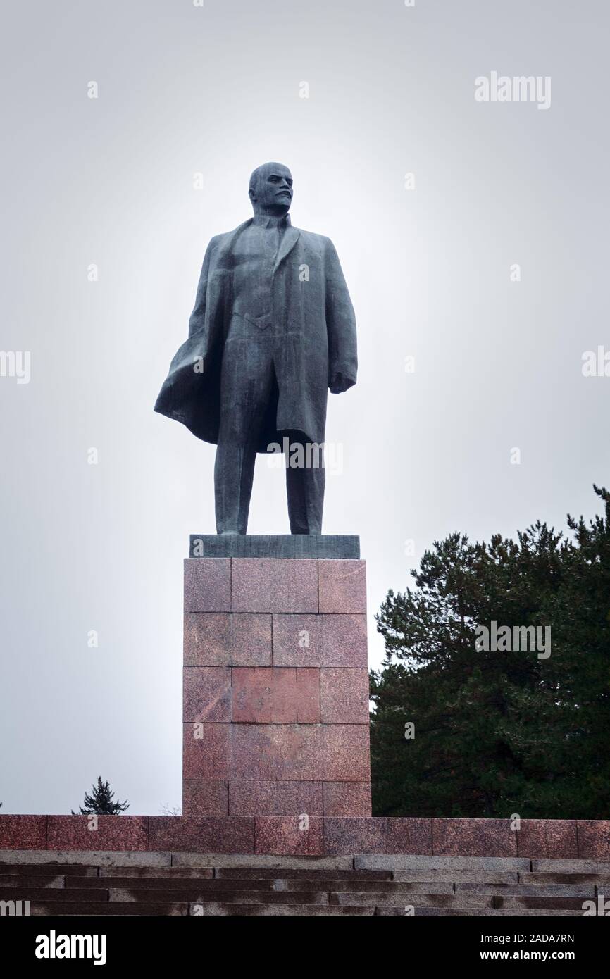 Bronze monument of Lenin Stock Photo - Alamy