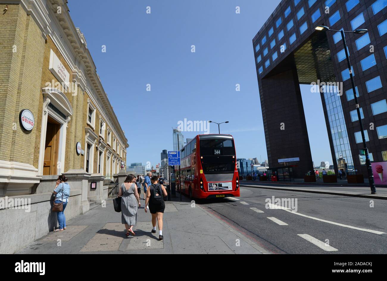 Walking towards the London Bridge Stock Photo - Alamy