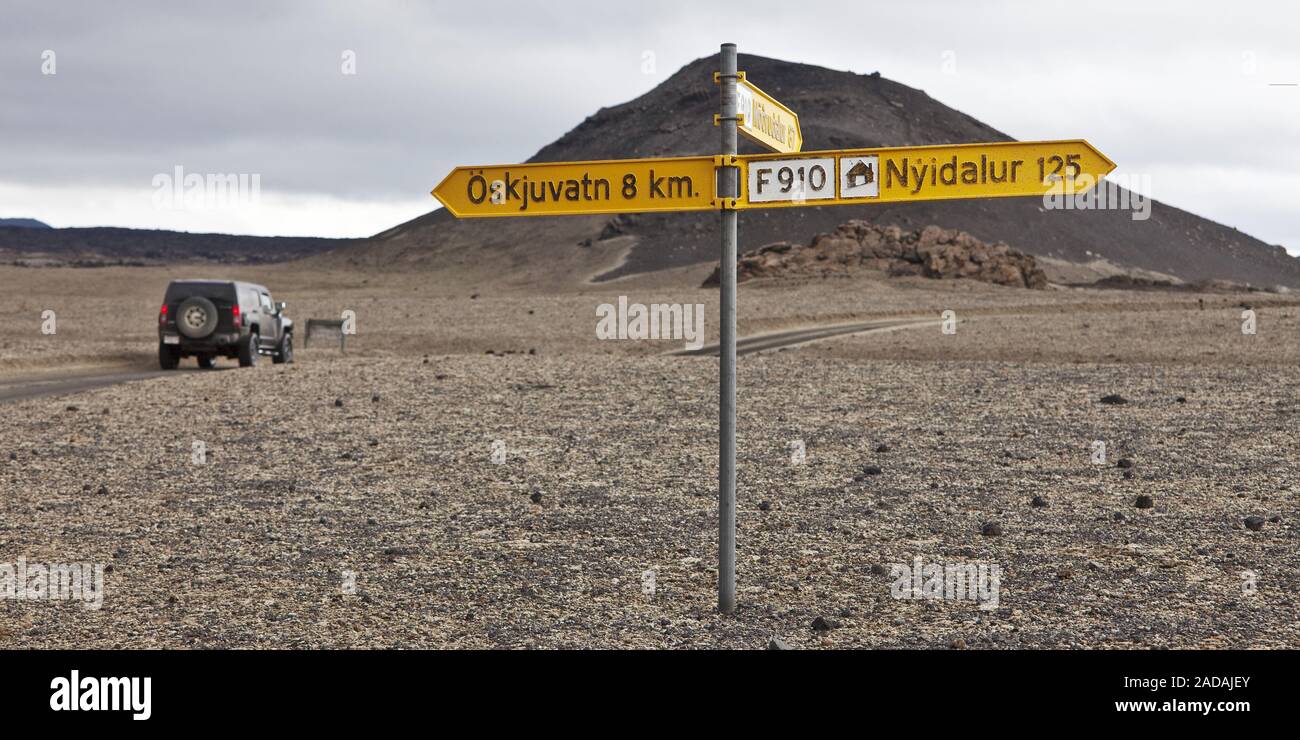 Horizontal road signs hi-res stock photography and images - Alamy