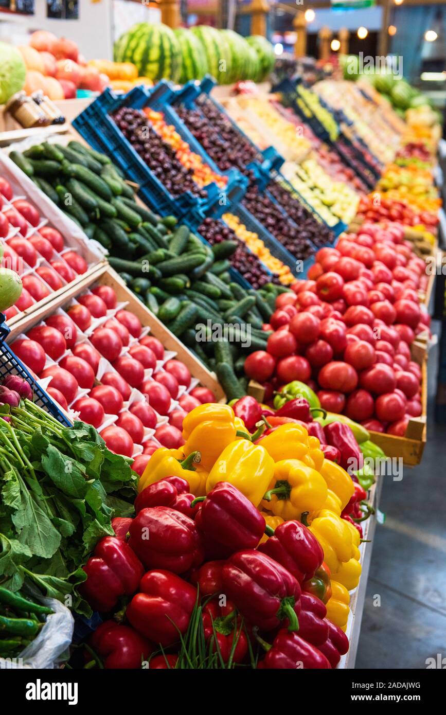 Vegetable farmer market counter Stock Photo - Alamy