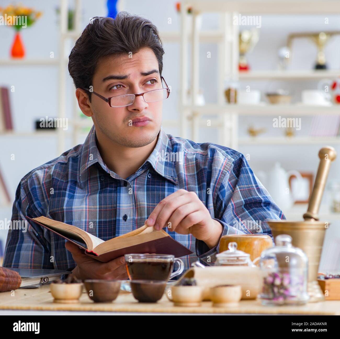 Tea expert hi-res stock photography and images - Alamy