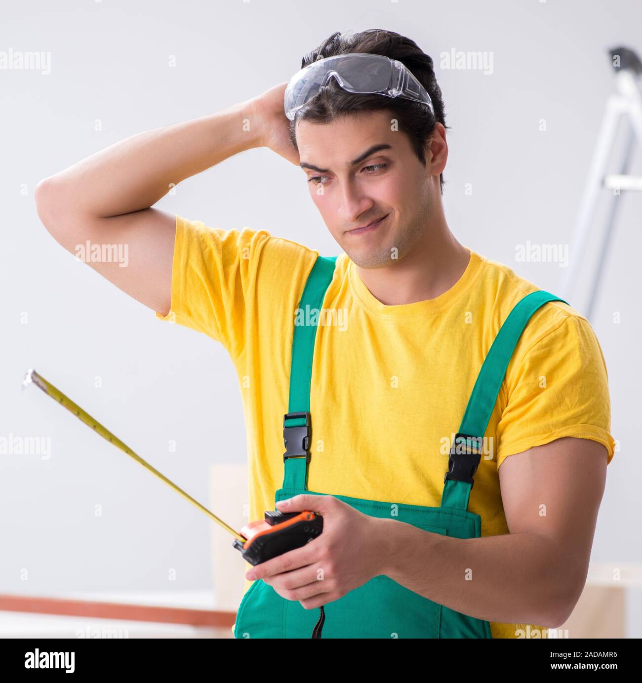 Construction worker working on contractor site Stock Photo - Alamy