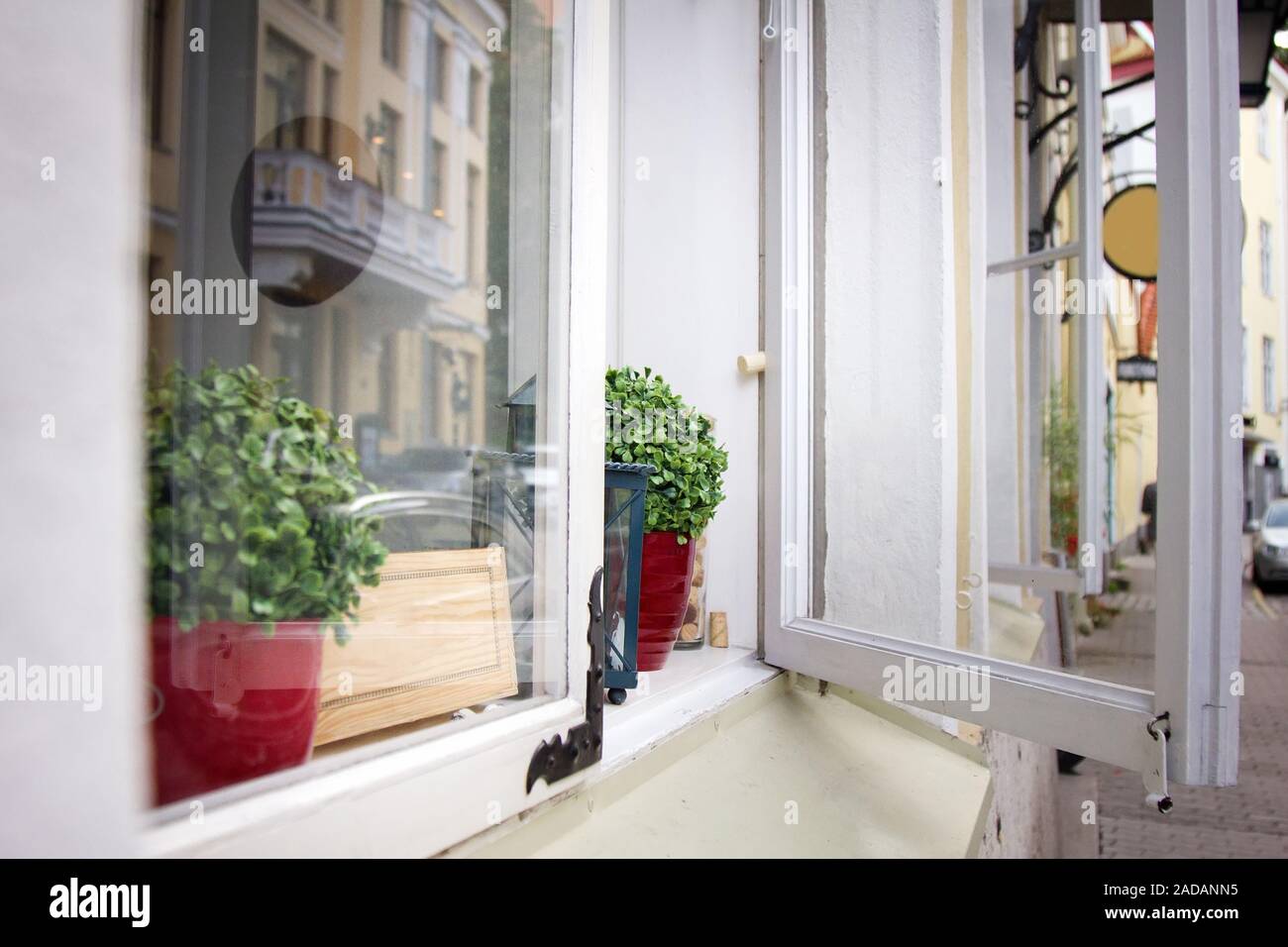 Decorative glass lining window hi-res stock photography and images - Alamy
