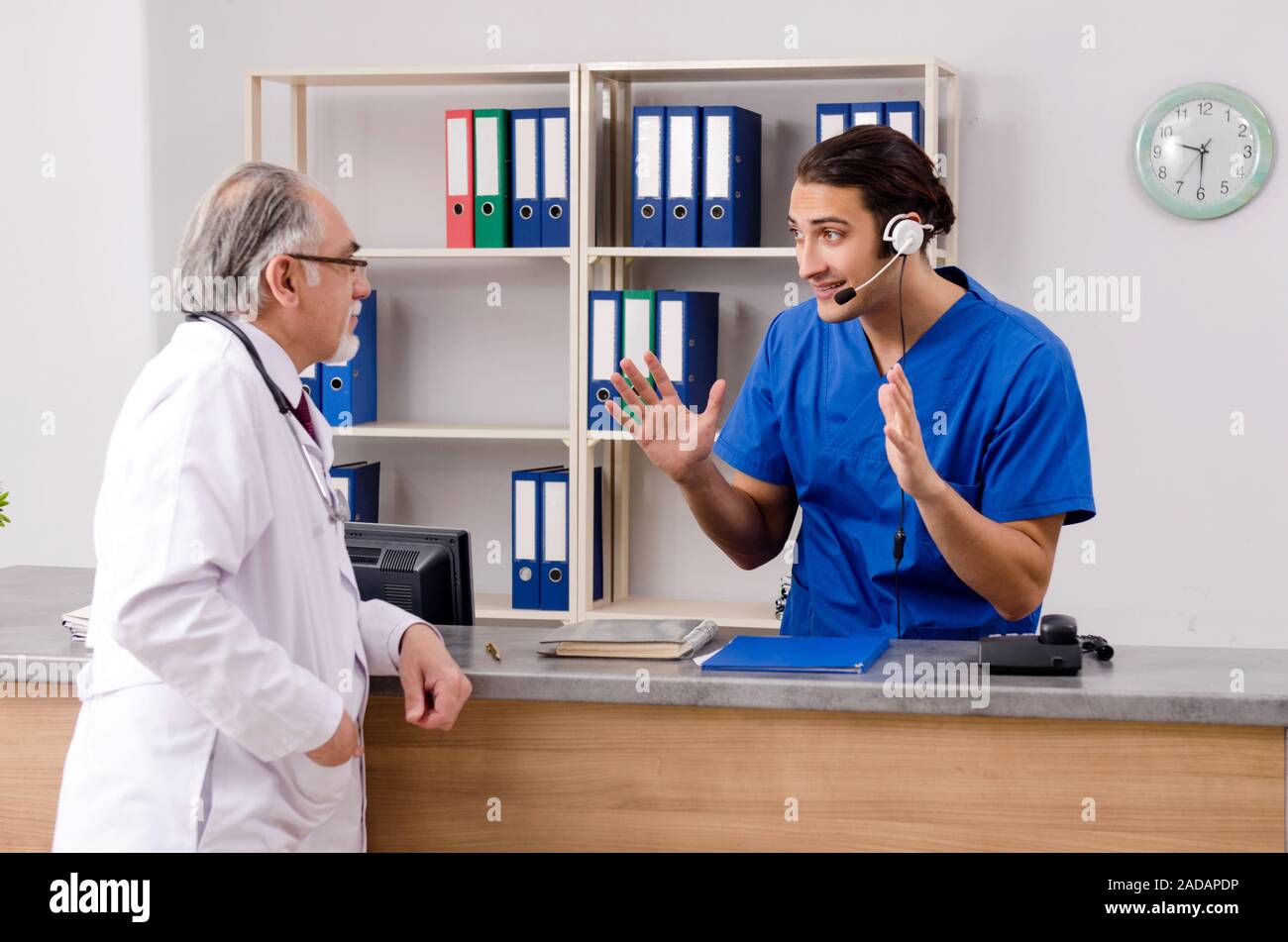 Doctors talking remote hi-res stock photography and images - Alamy