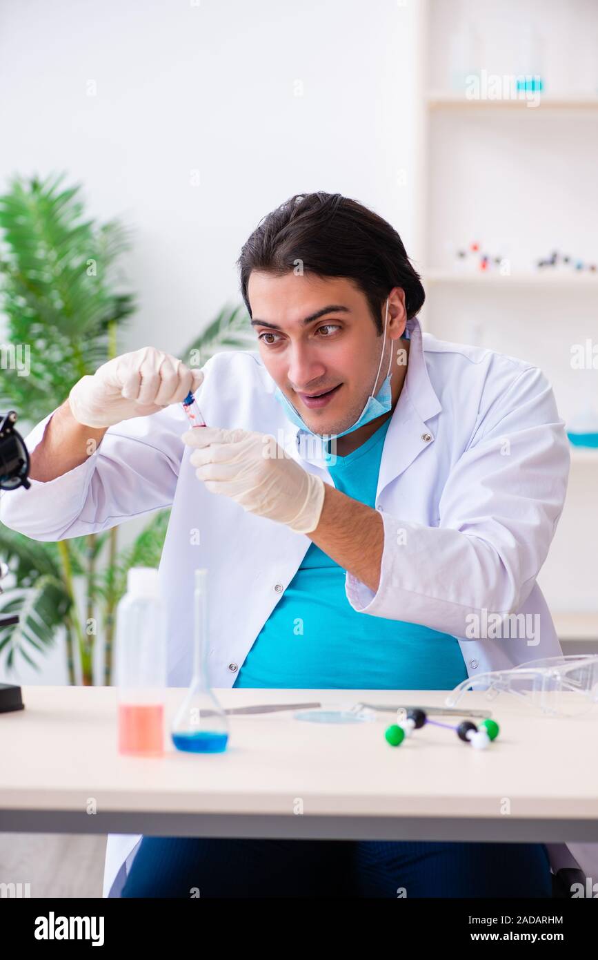 Cancer lab male hi-res stock photography and images - Alamy