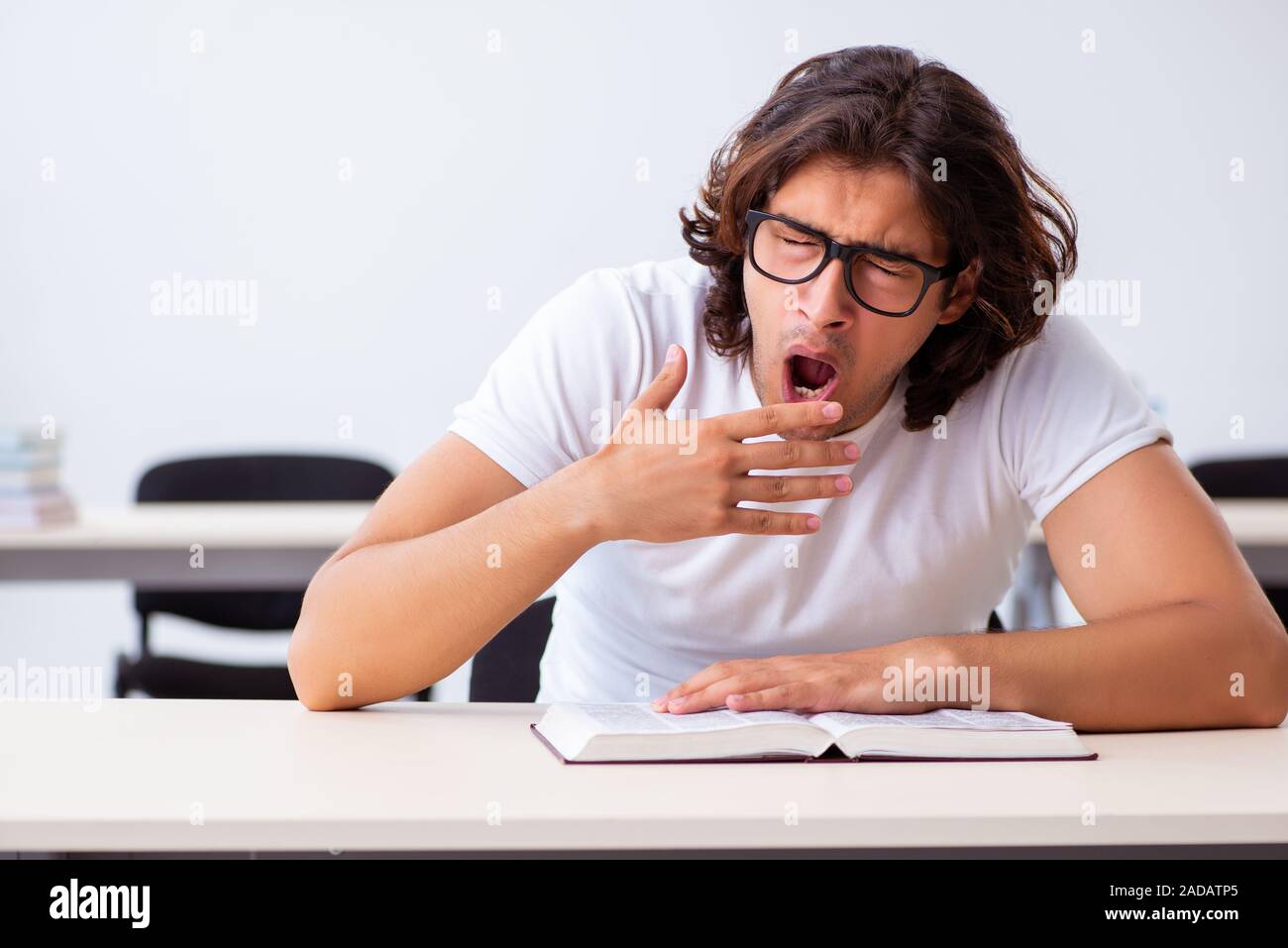 Student yawning classroom hi-res stock photography and images - Alamy