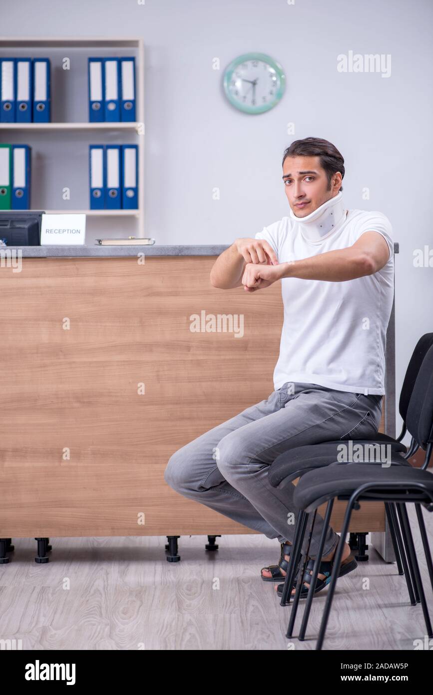 Young man at hospital reception desk Stock Photo - Alamy