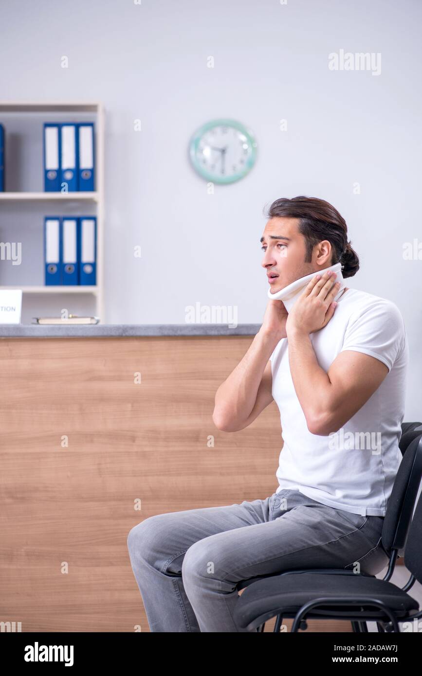 Young man at hospital reception desk Stock Photo - Alamy