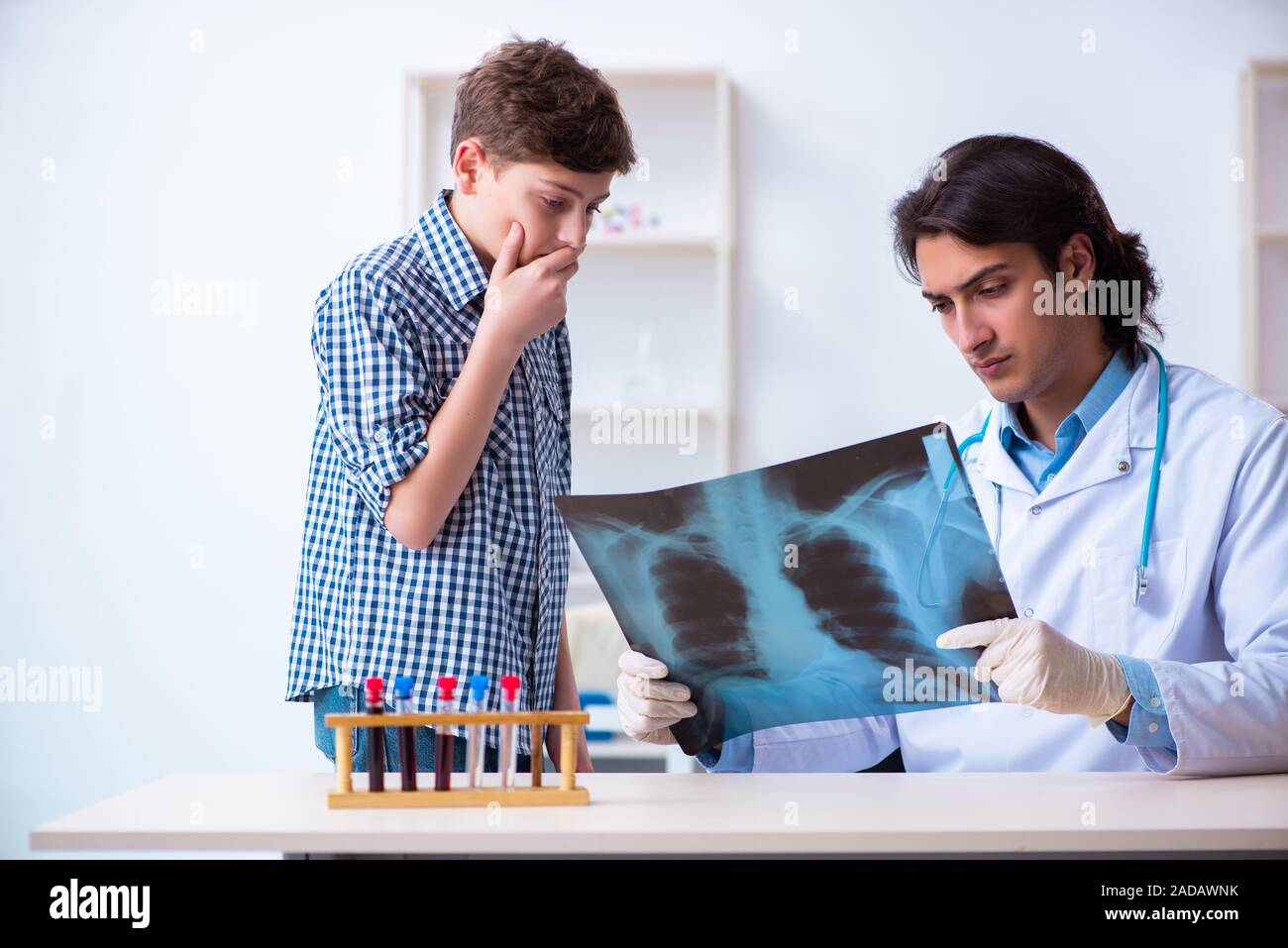 Sad images boy hi-res stock photography and images - Alamy