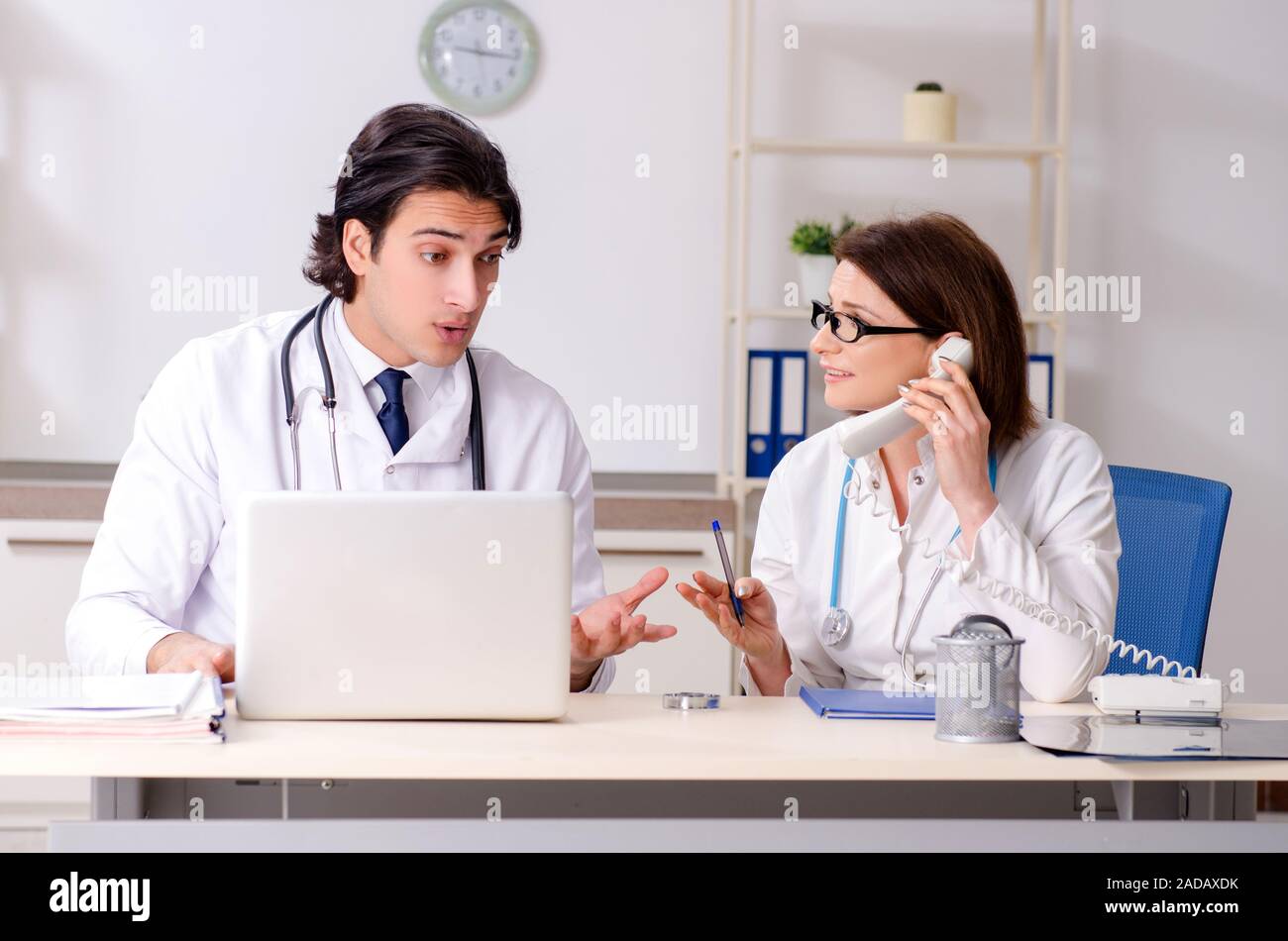 Doctors talking remote hi-res stock photography and images - Alamy