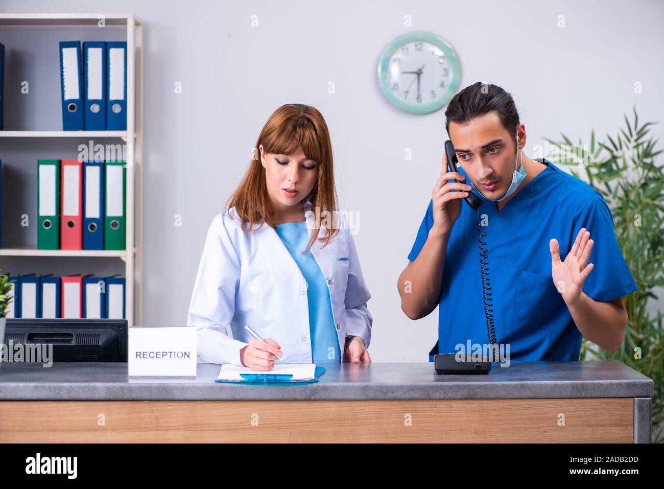 Team doctors talking taking notes hi-res stock photography and images ...