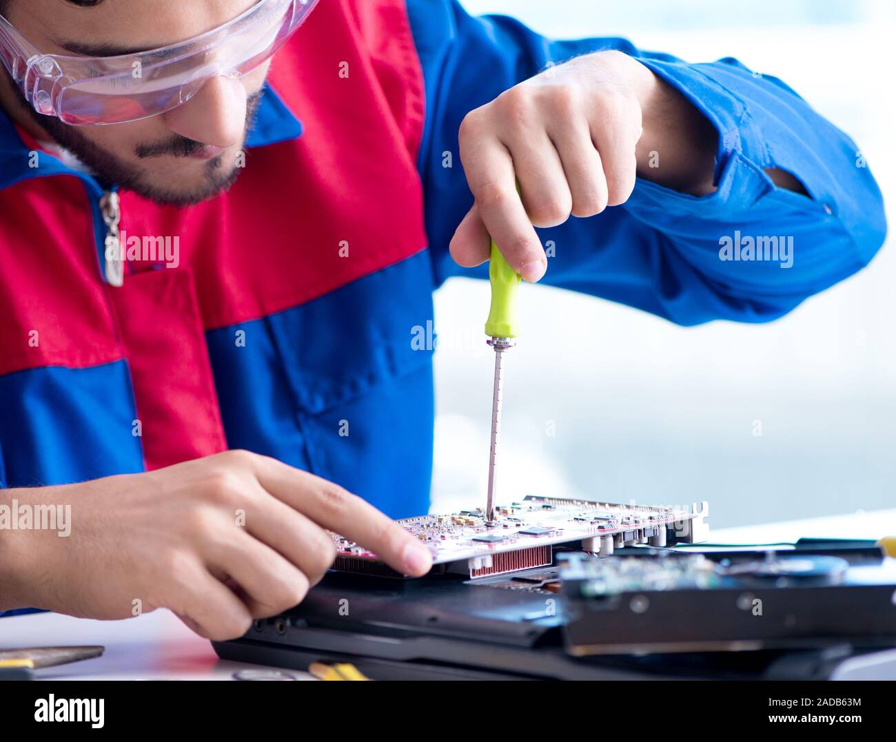Repairman working in technical support fixing computer laptop tr Stock ...