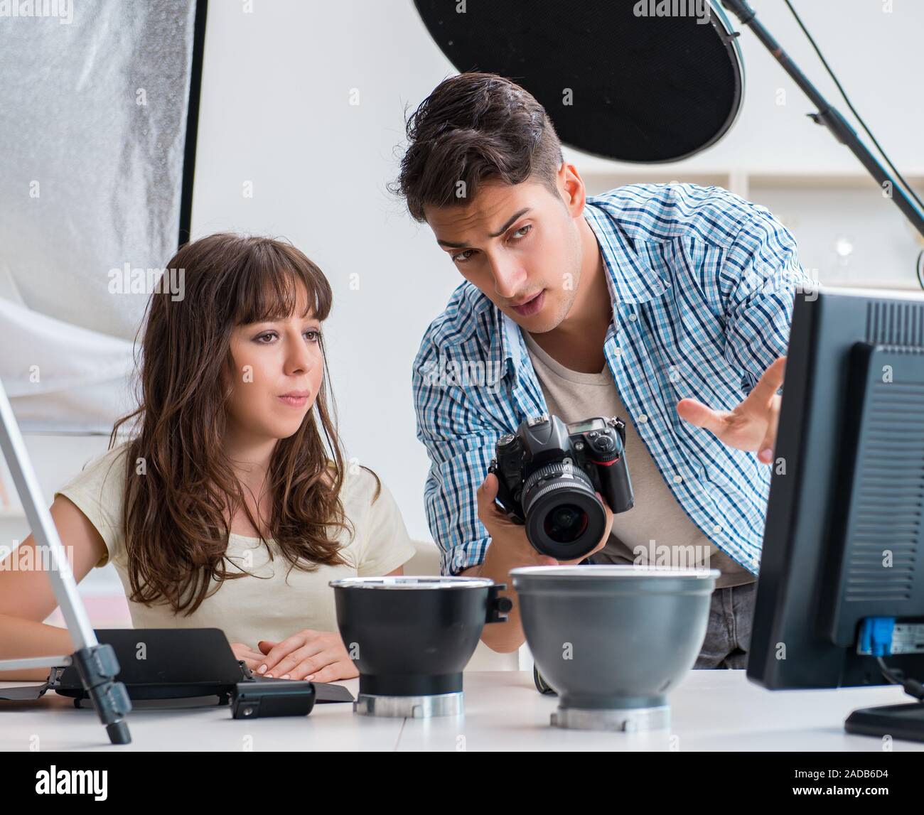 Photographer explaining model hi-res stock photography and images - Alamy