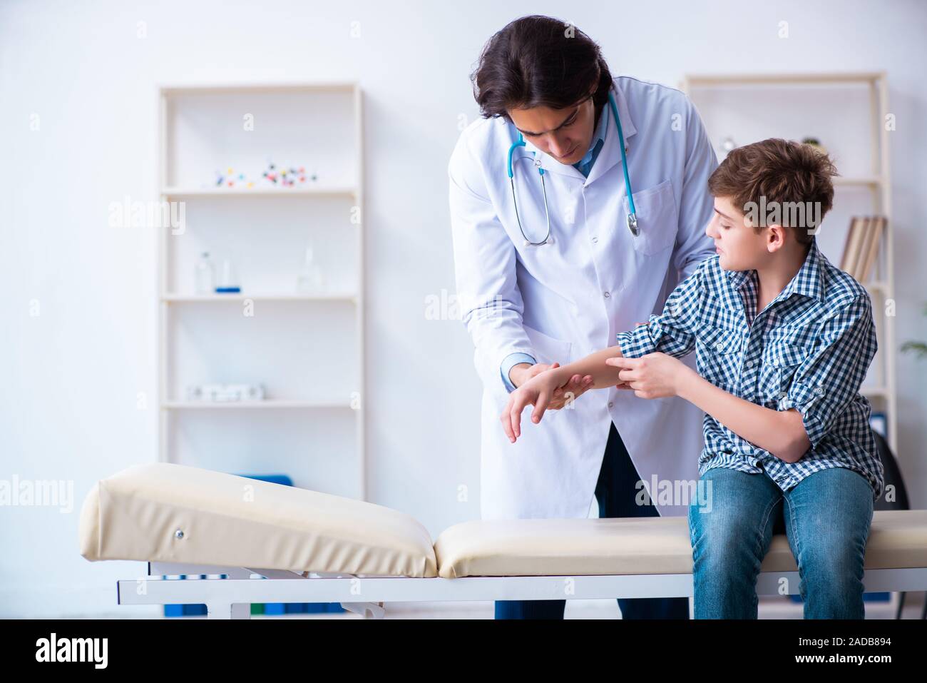 Injured teenager boy hospital hi-res stock photography and images - Alamy