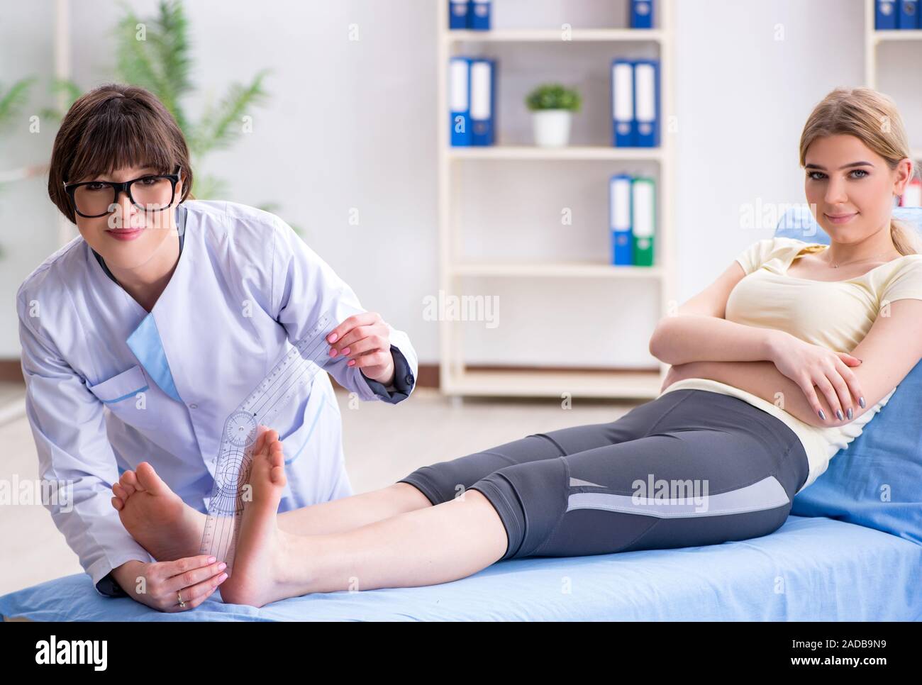 Doctor checking joint flexibility with goniometer Stock Photo - Alamy