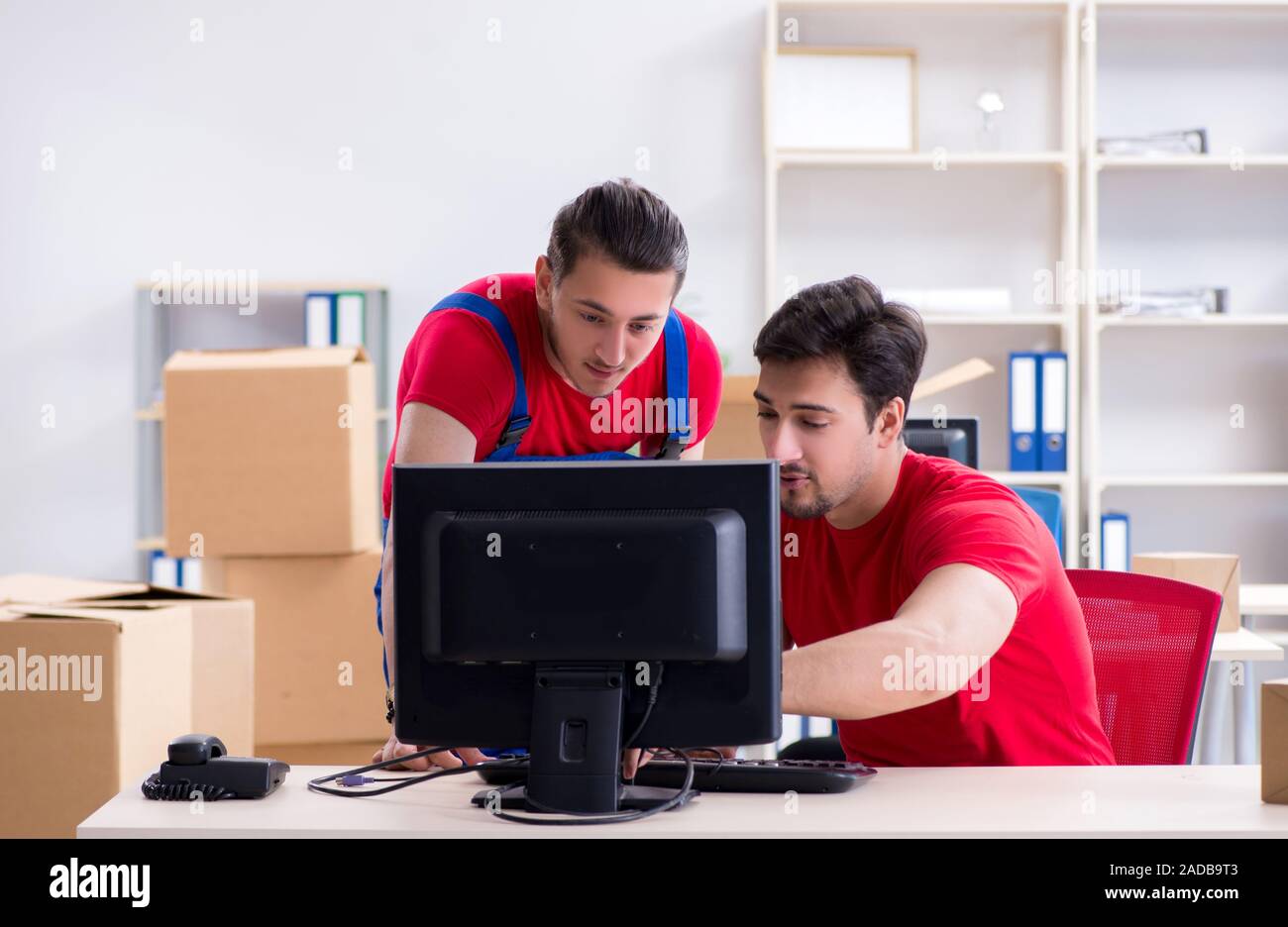 Warehouse employees carrying boxes hi-res stock photography and images ...