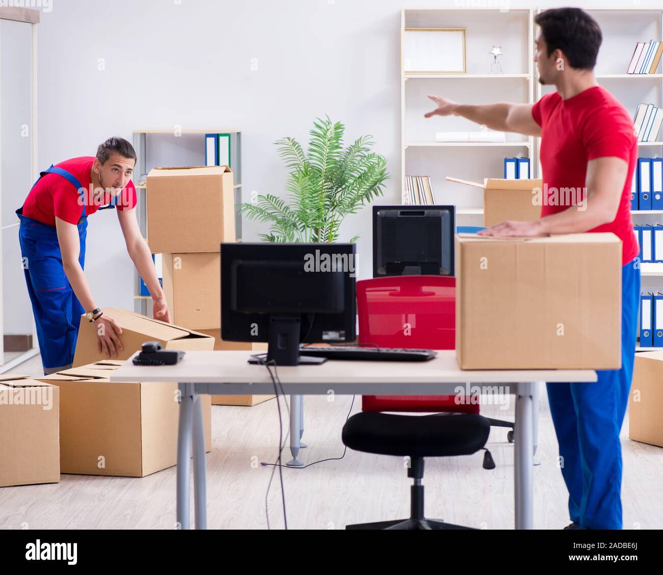 Warehouse employees carrying boxes hi-res stock photography and images ...