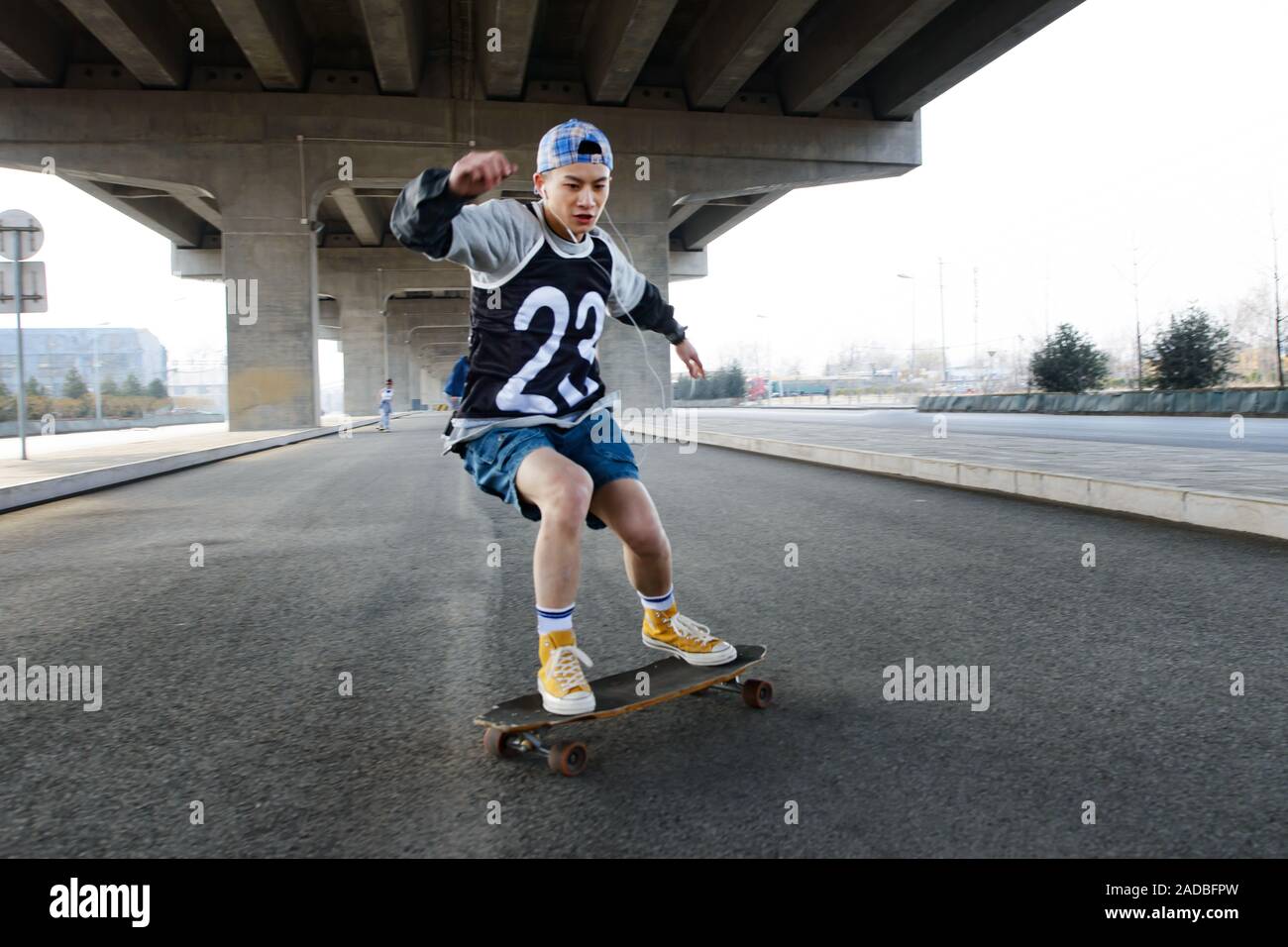 Young people skateboarding hi-res stock photography and images - Alamy