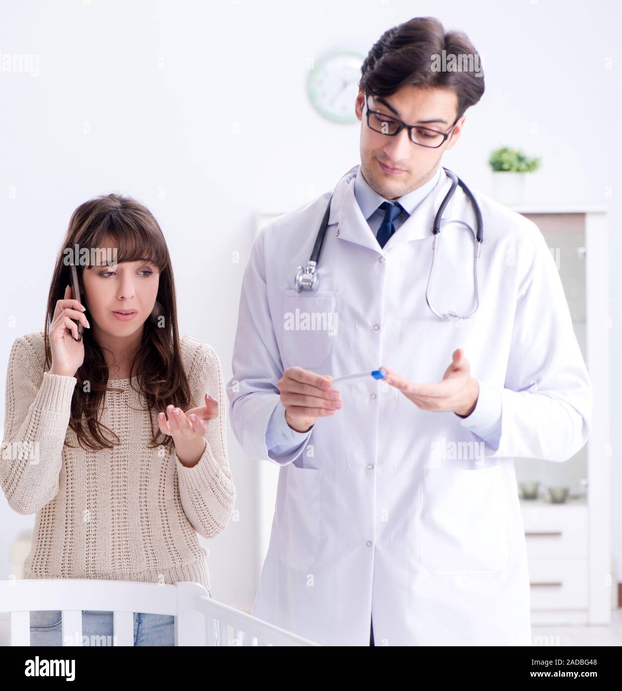 The doctor explaining to young mother Stock Photo - Alamy