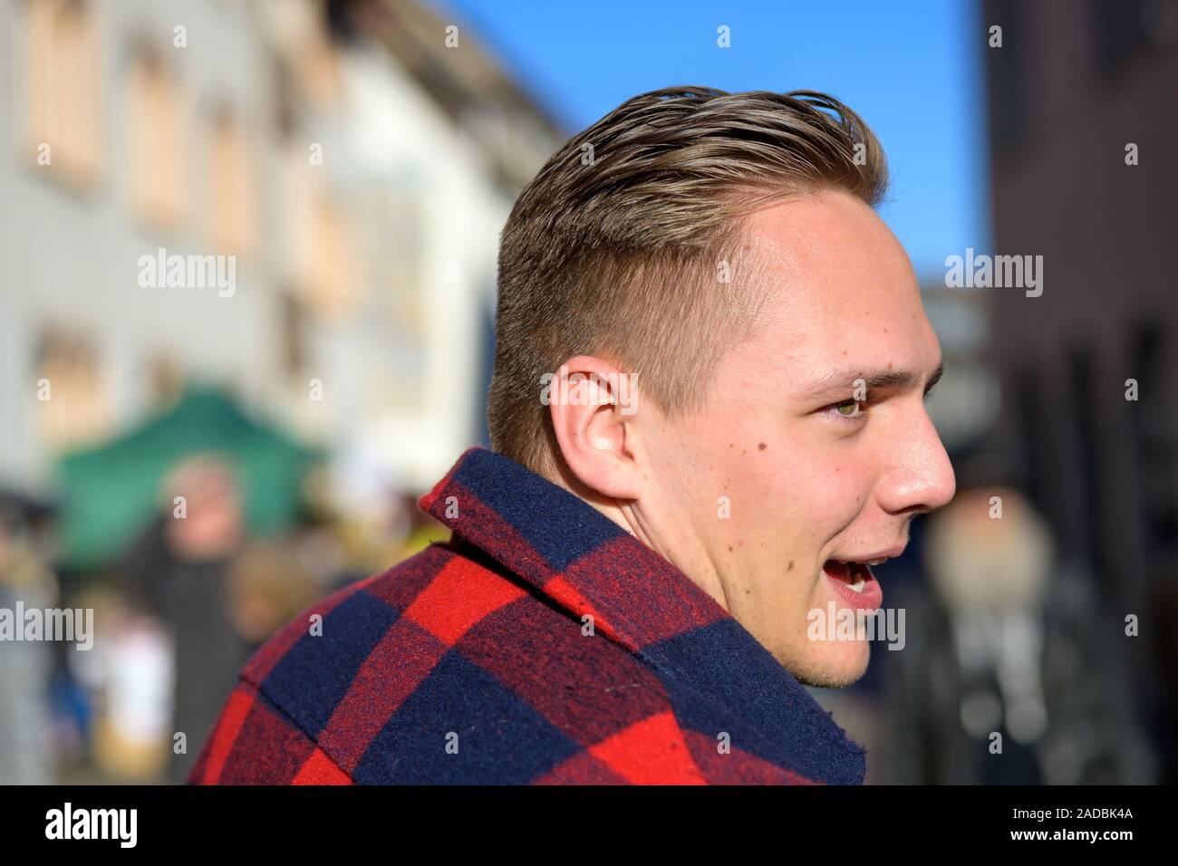 Man look over shoulder hi-res stock photography and images - Alamy