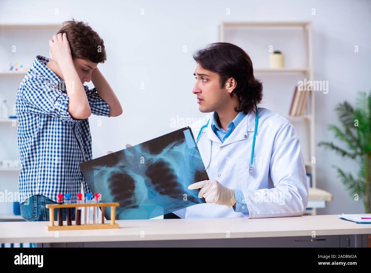 Sad images boy hi-res stock photography and images - Alamy