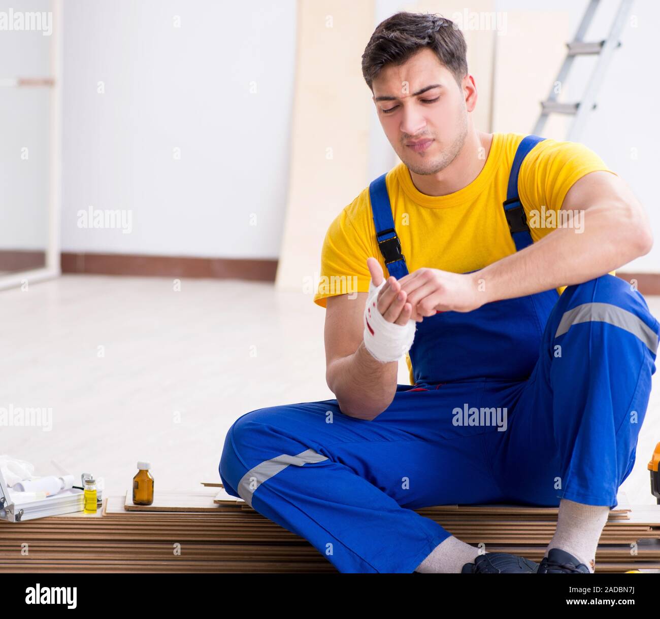 Worker with injured hand at construction site Stock Photo - Alamy