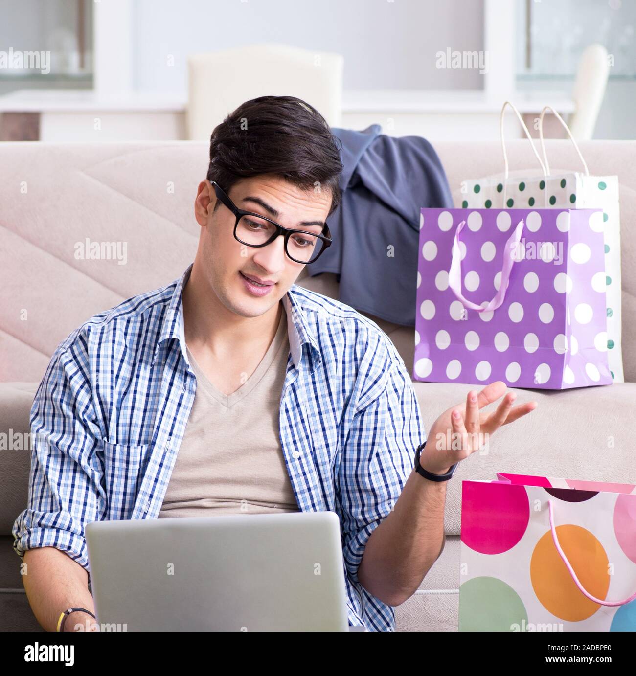 Running an online shop hi-res stock photography and images - Alamy