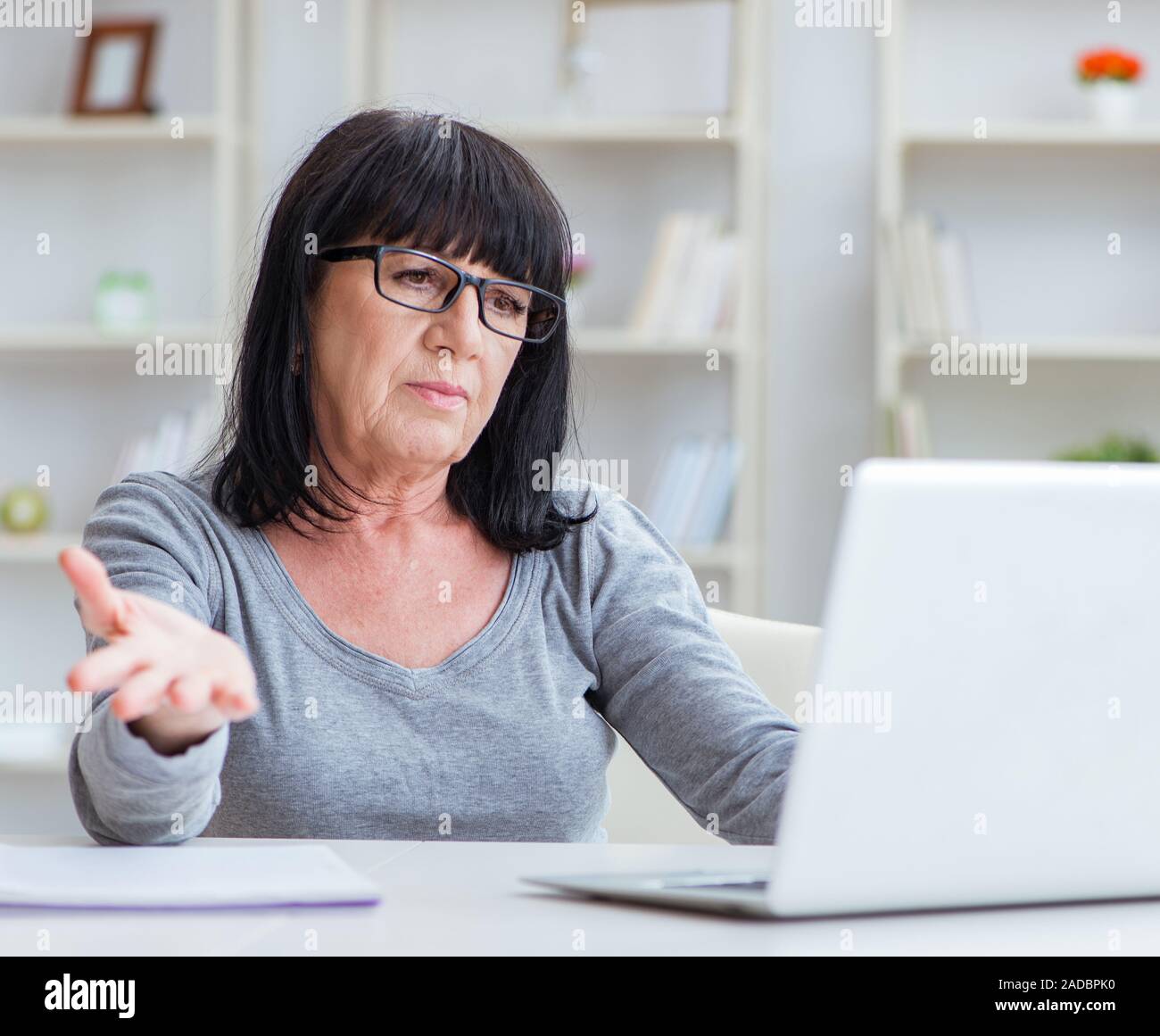 Woman struggling computer hi-res stock photography and images - Alamy