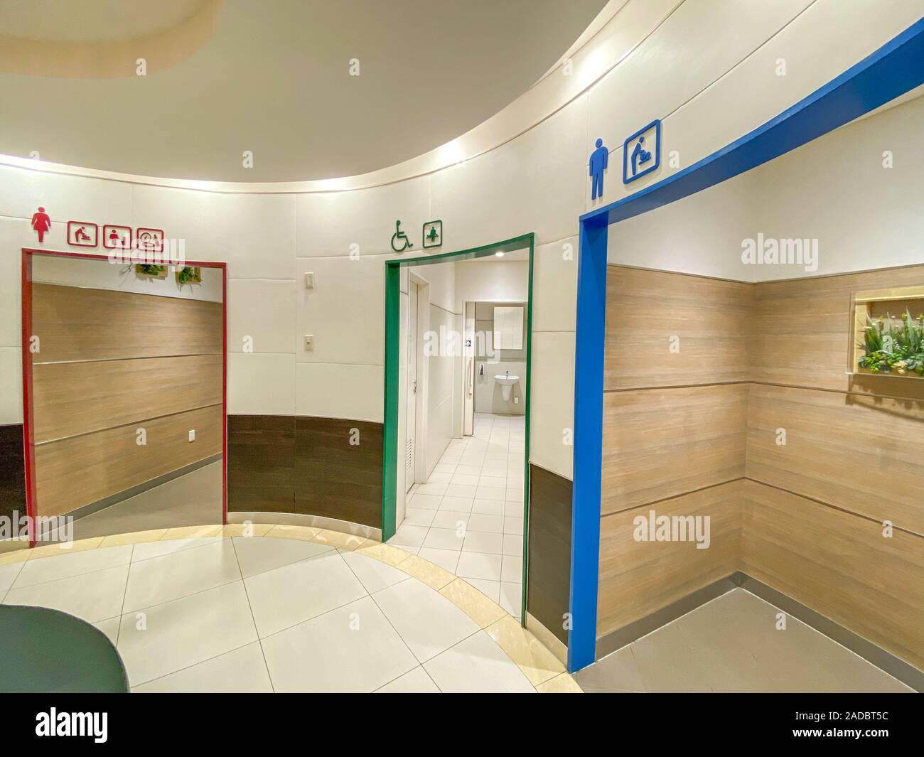 Restroom signs hi-res stock photography and images - Alamy