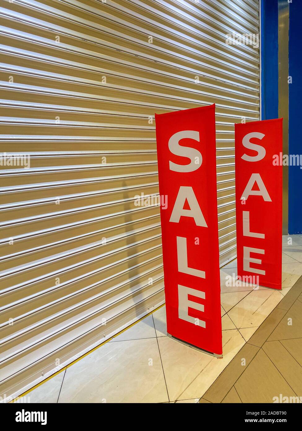 Sale discount banner at the door of a closing store Stock Photo - Alamy