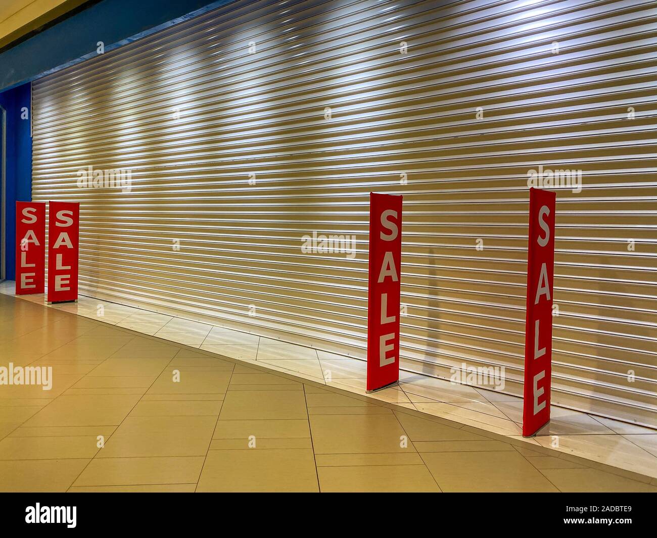 Store sign closed black friday hi-res stock photography and images - Alamy