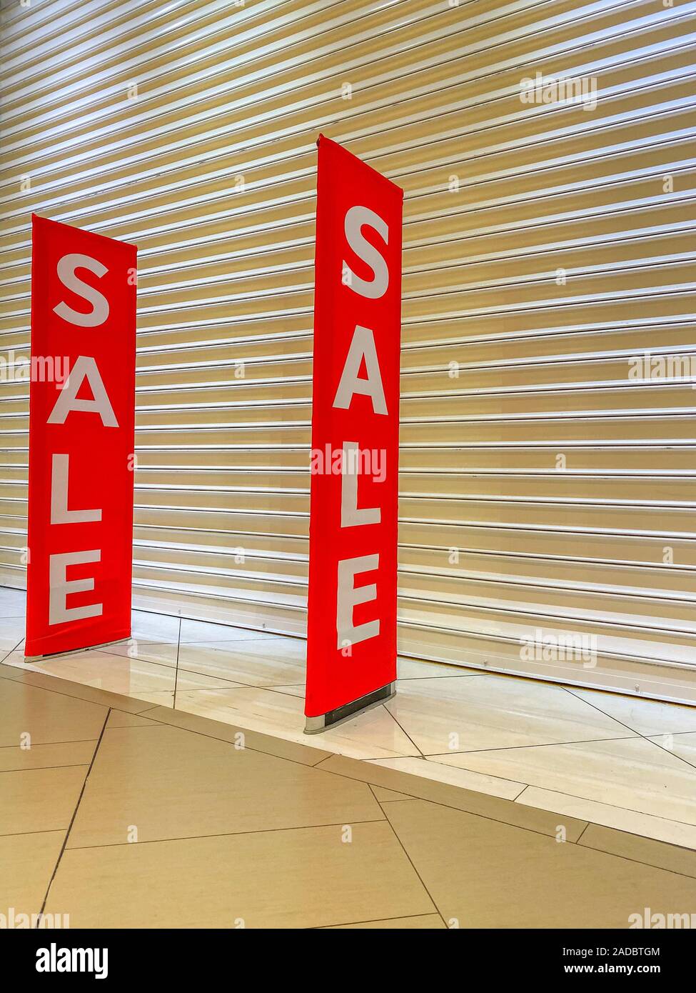 Red sale off banner at closed outlet in shopping mall Stock Photo - Alamy