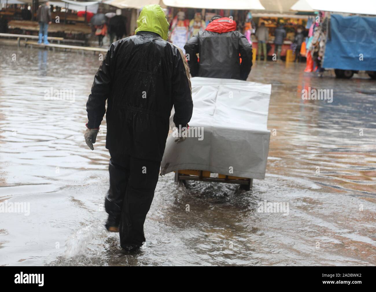 Raining heavily hi-res stock photography and images - Alamy