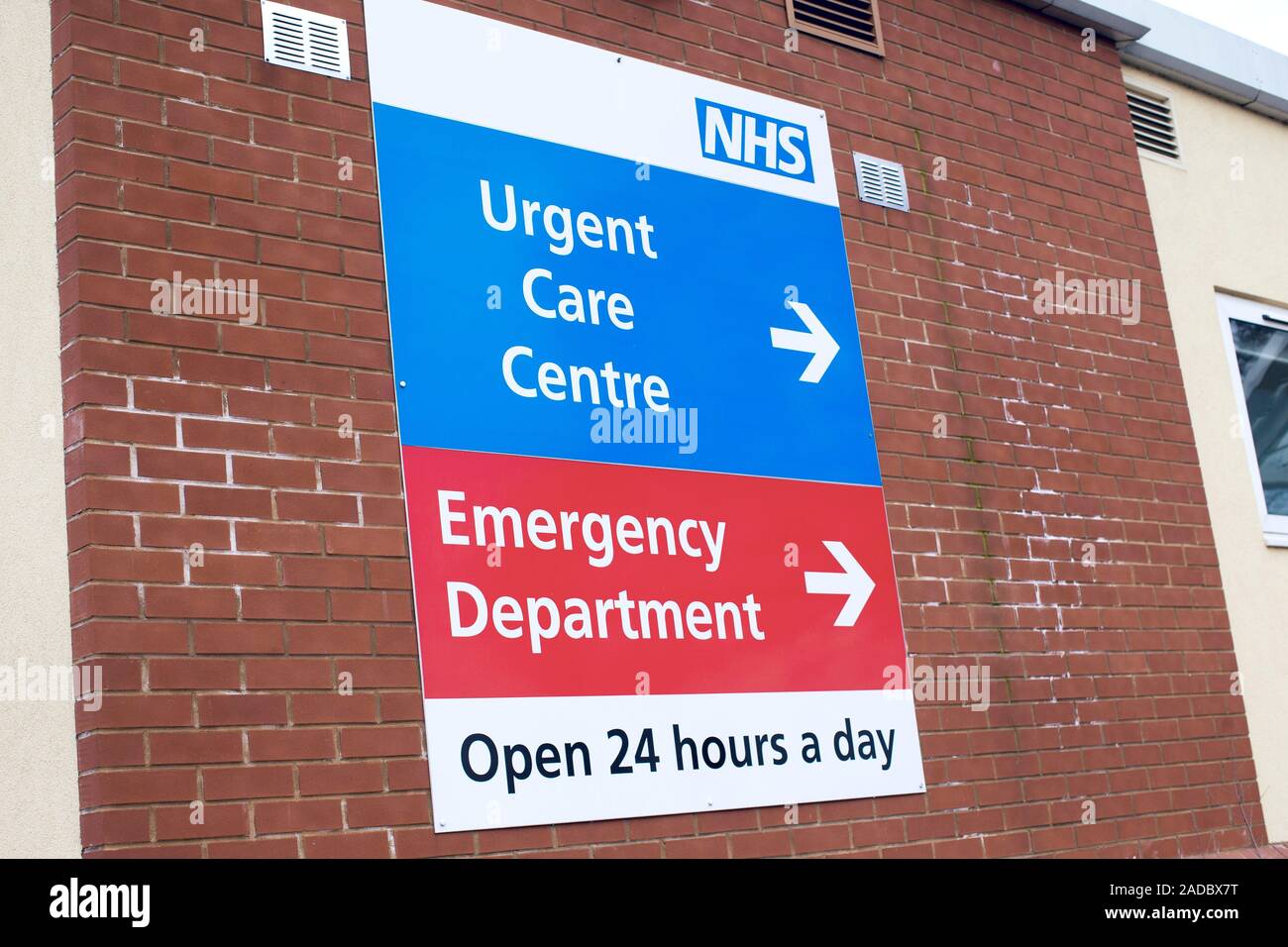 Hospital emergency departments sign. Close-up of a sign directing ...