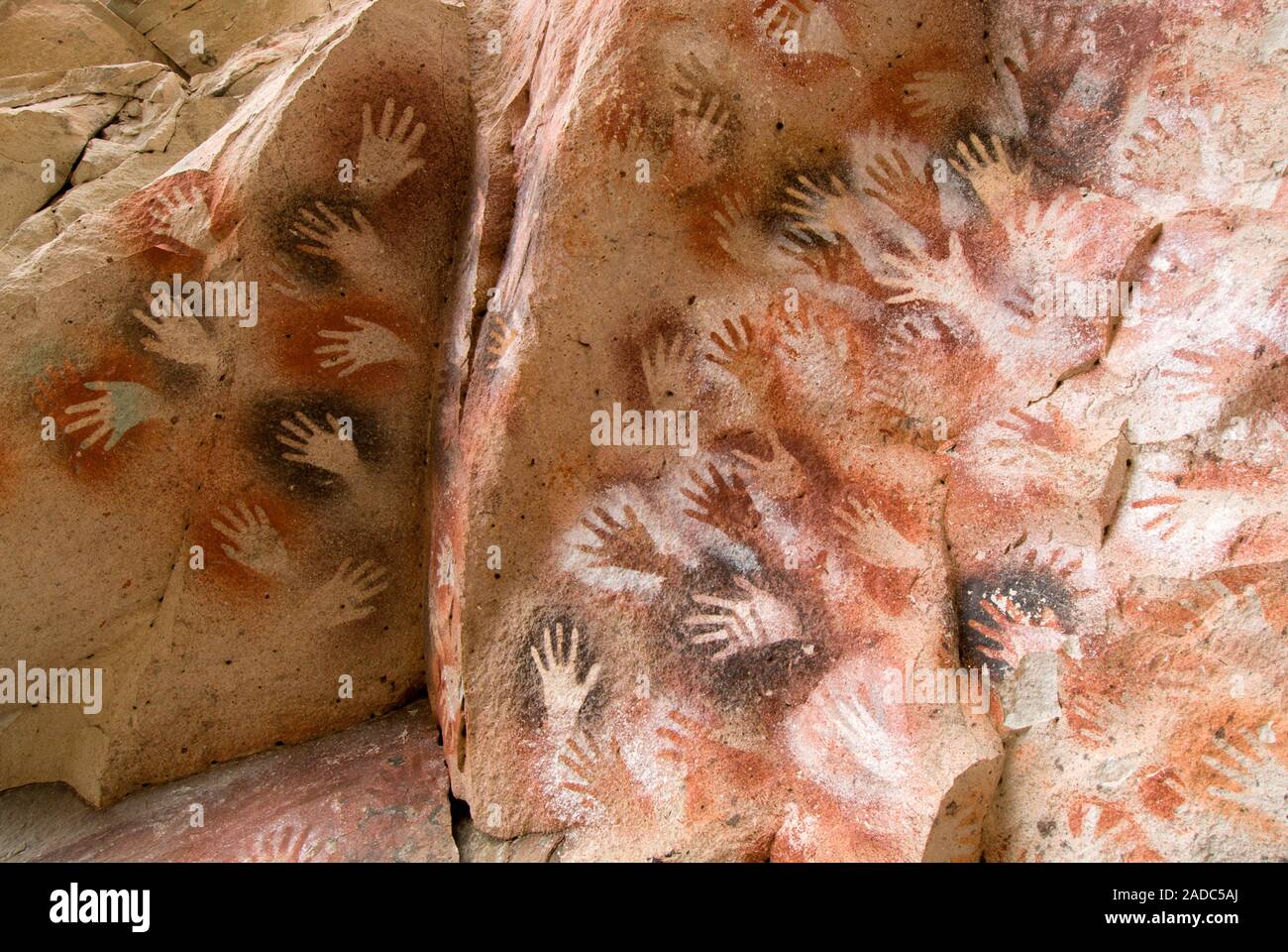 Cave of the Hands (Cueva de las Manos), Rio Pinturas, Patagonia ...