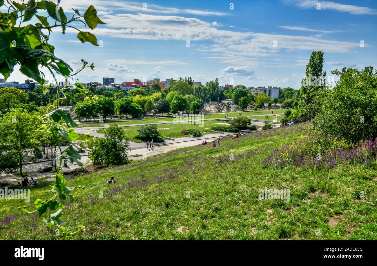Mauerpark menschen hi-res stock photography and images - Alamy