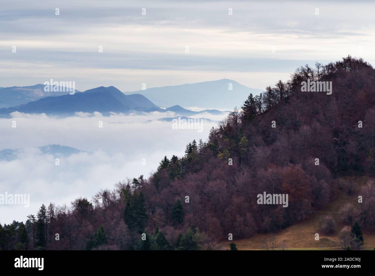 Hill top view below hi-res stock photography and images - Alamy