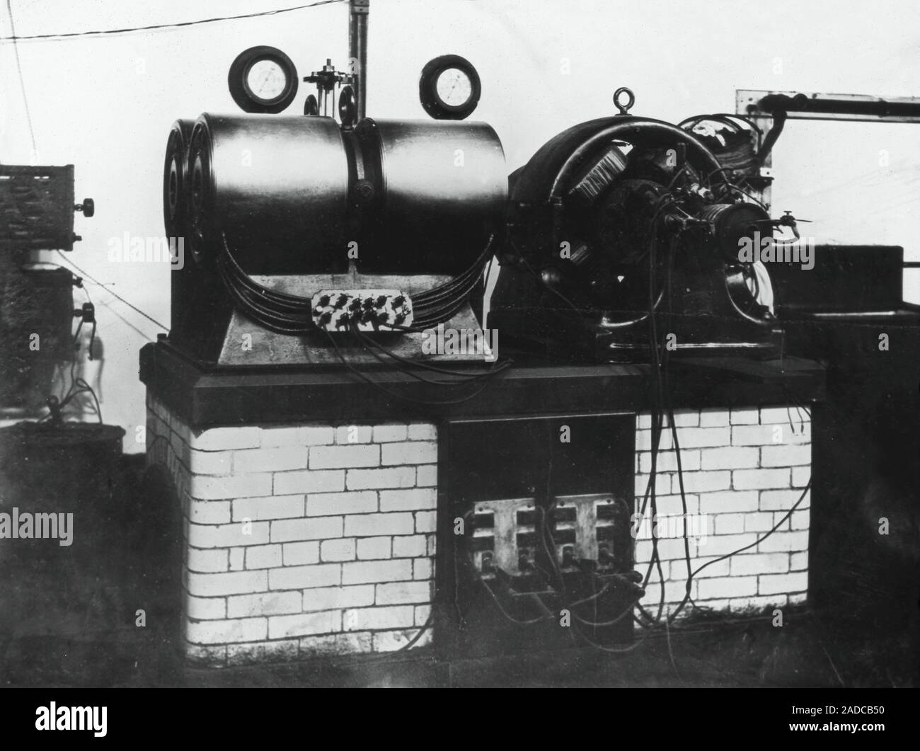 Tesla oscillator. Large mechanical and electrical oscillator with four ...