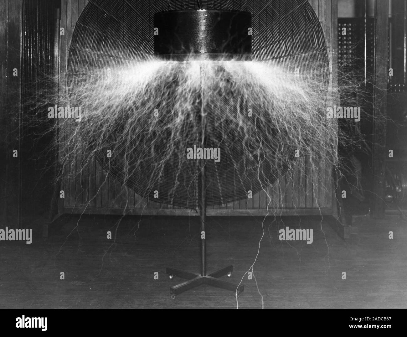 Tesla wireless coil experiment. Electrical streamers sparking outwards ...